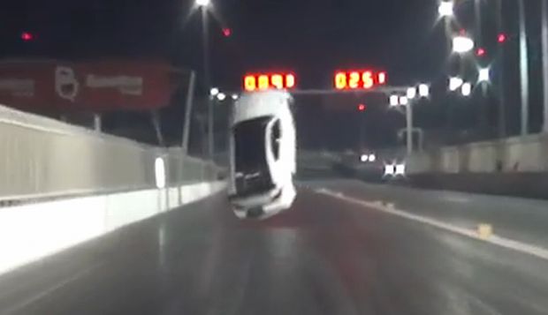Il dragster perde aderenza e vola fuori dal circuito [Video] - Autoblog