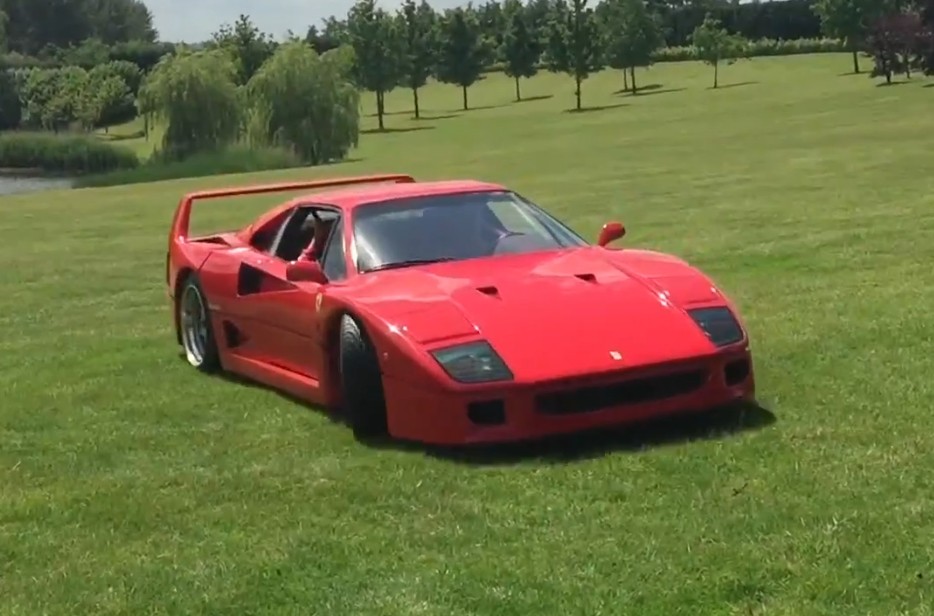 Ferrari F40 e Ferrari Enzo in drifting sul prato [Video]