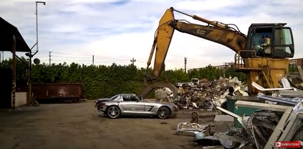 Lo sfasciacarrozze distrugge una Mercedes SLS AMG - Autoblog