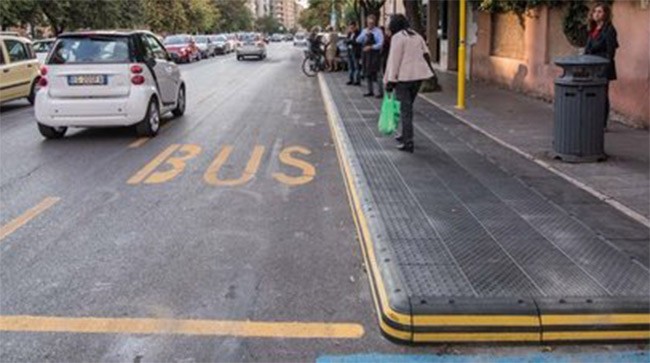 Roma: arriva la pedana alla fermata dell'autobus