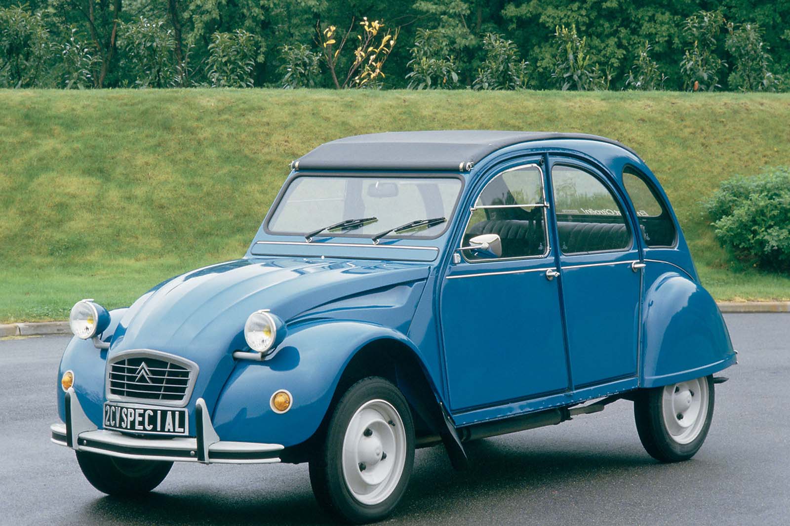 Citroën 2CV: un raduno diverso dal solito