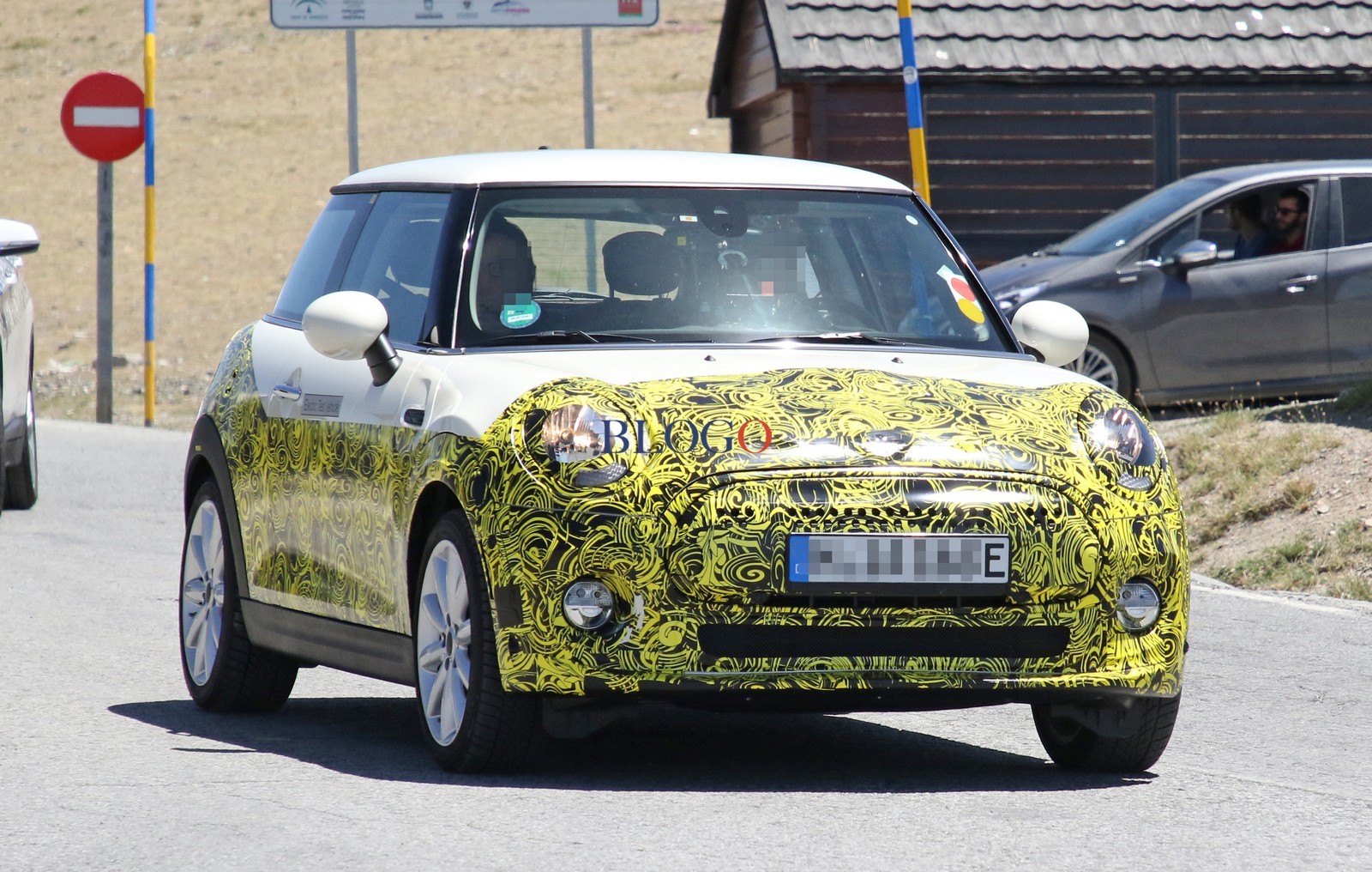 MINI Cooper E: foto spia su strada - Autoblog