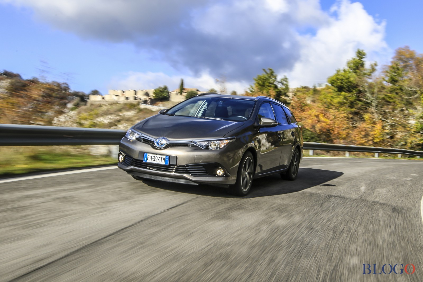Auto ibride: scopriamo come si guidano con Toyota Auris Hybrid - Autoblog