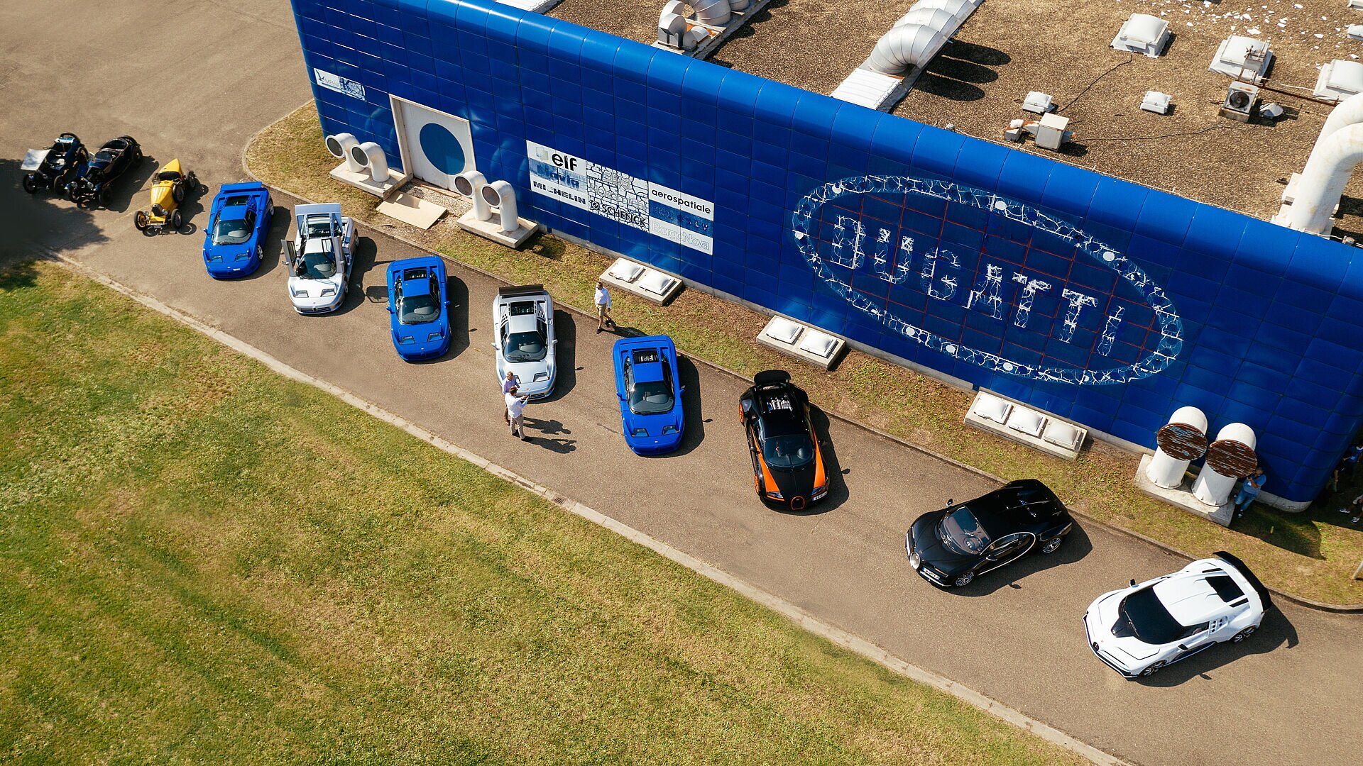 Bugatti: omaggio ai 30 anni della fabbrica blu di Campogalliano - Autoblog