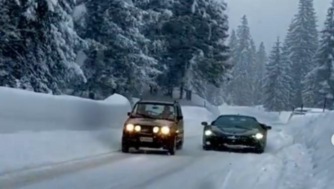 Ferrari SF90 Stradale vs Panda 4x4: la sfida sulla neve [Video] - Autoblog
