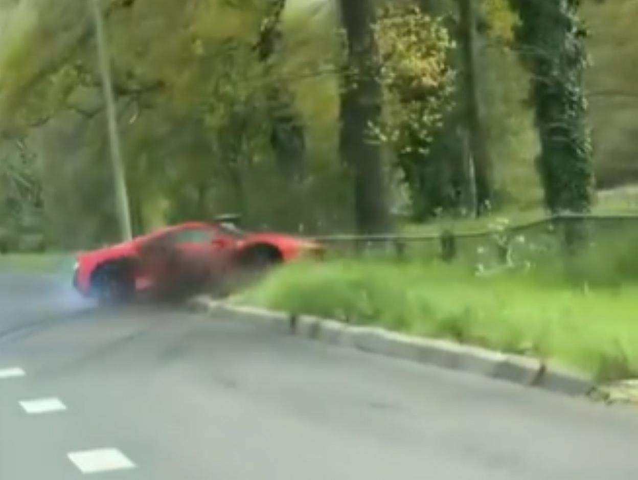 Accelera e distrugge una nuovissima Ferrari 488 Pista [Video] - Autoblog
