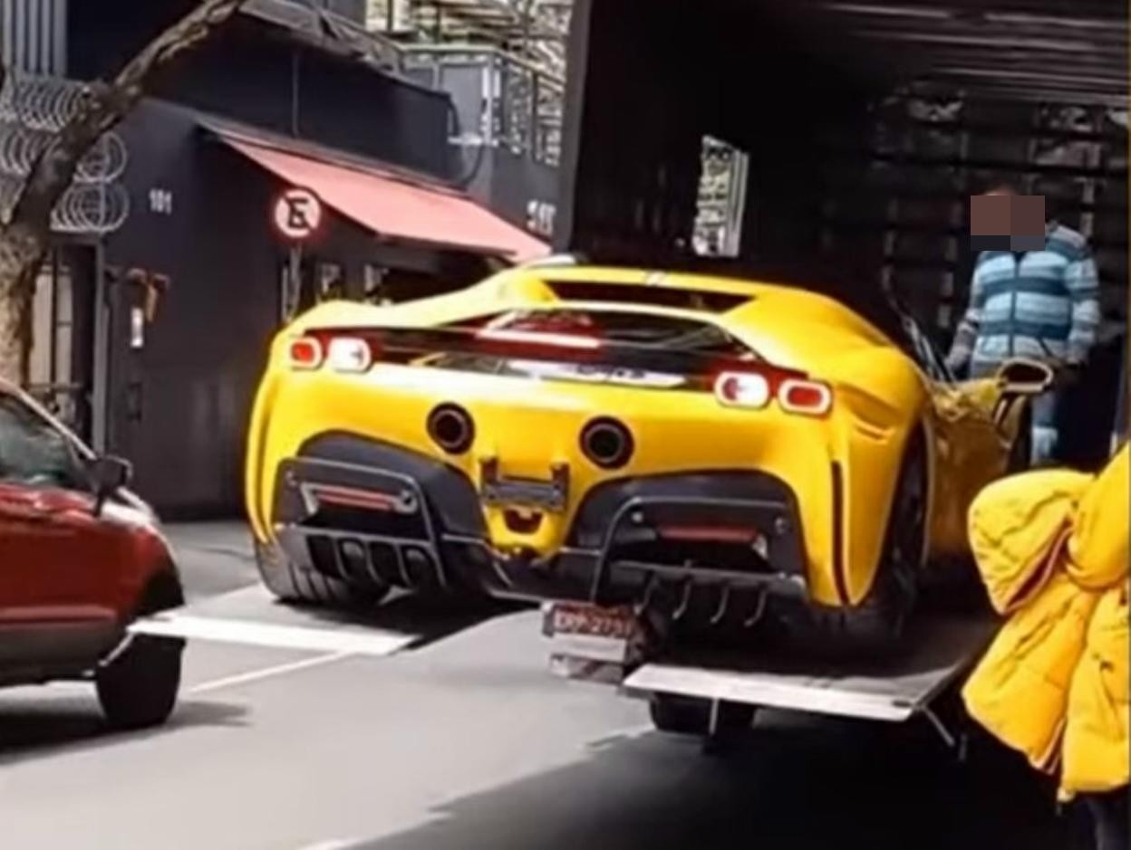Ferrari SF90 Stradale cade dalla bisarca alla consegna [Video] - Autoblog