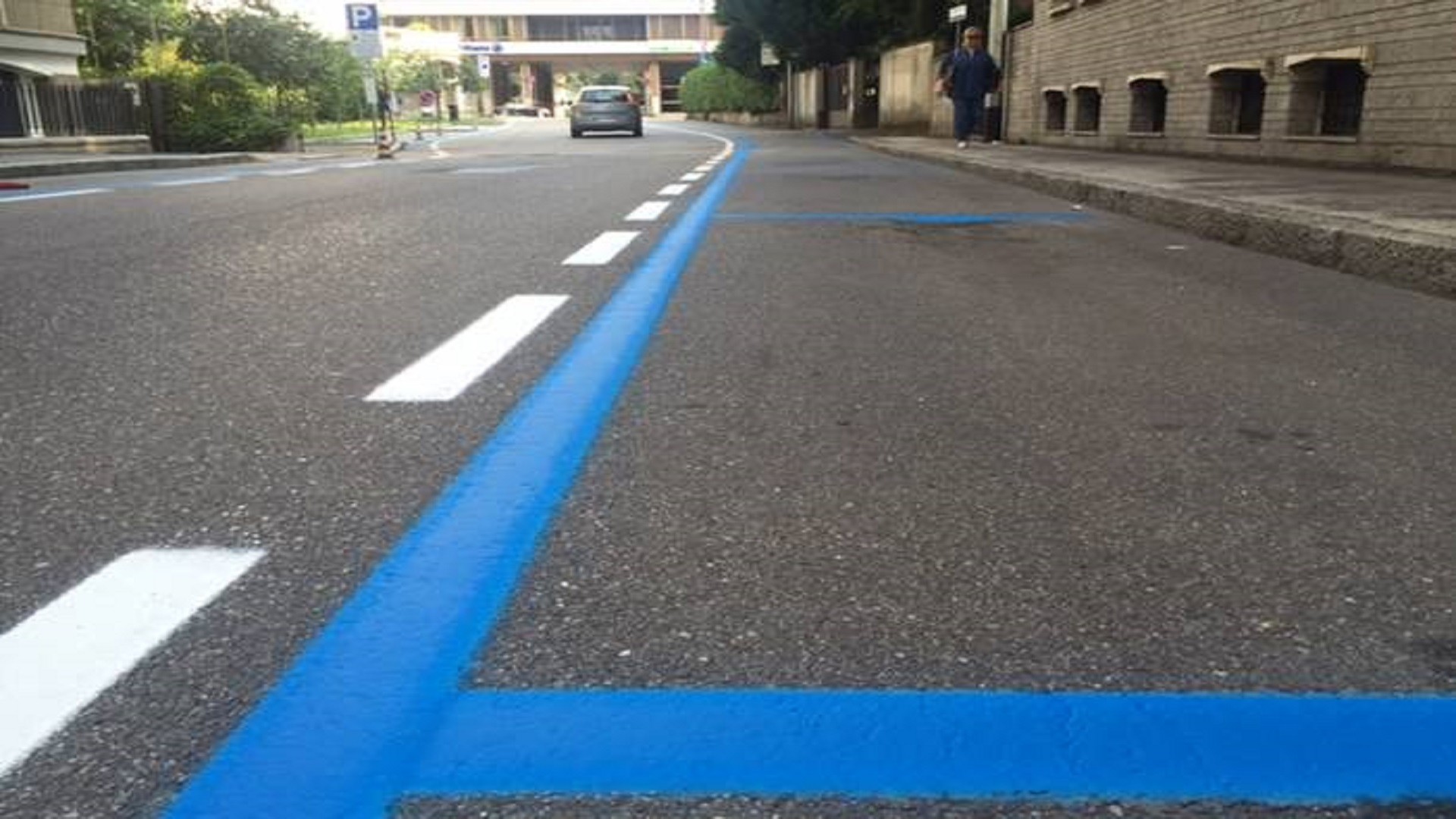 Parcheggi, strisce bianche, blu, verdi, gialle e rosa: facciamo ...