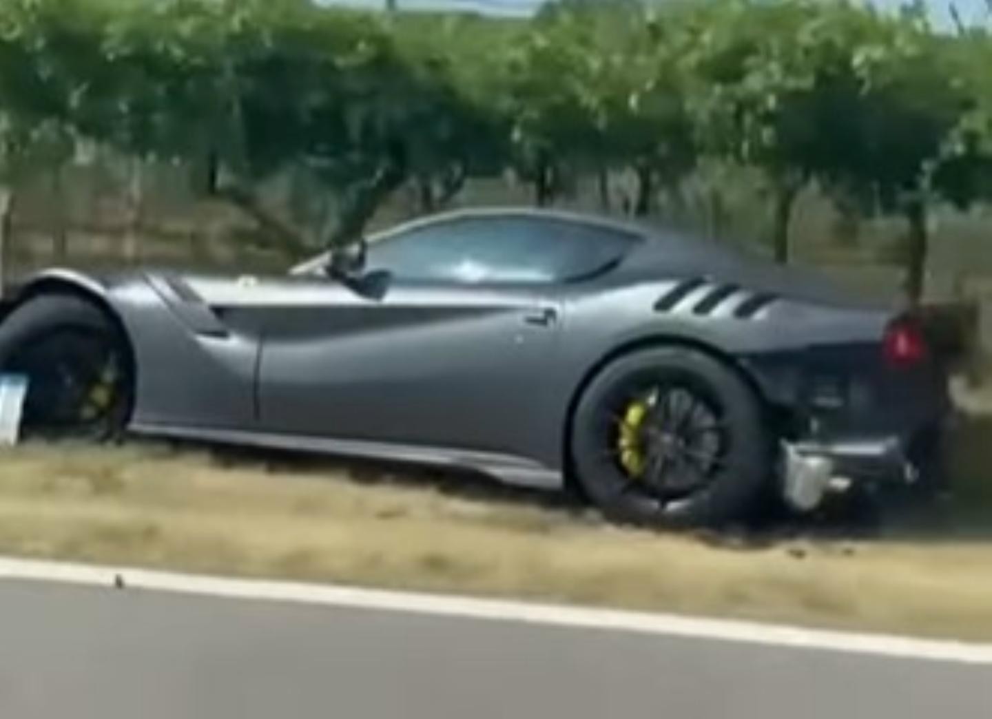 Rarissima Ferrari F12tdf distrutta in un incidente [Video] - Autoblog