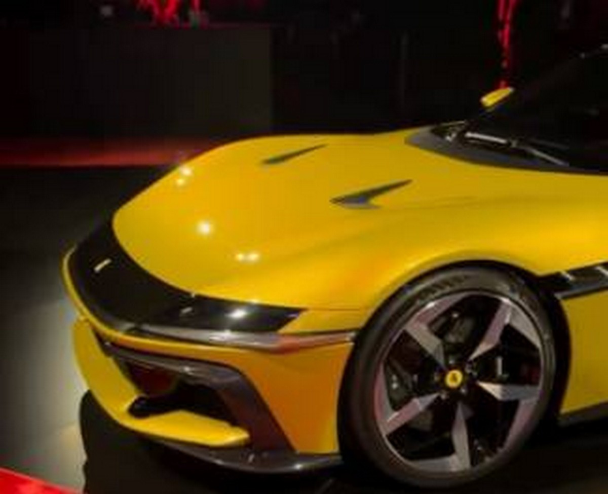 Nuova Ferrari 12Cilindri Spider: l'effetto in tinta gialla | Video ...