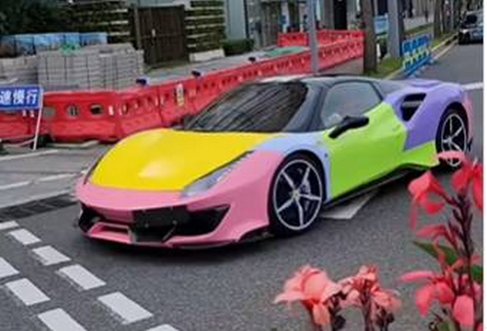 Una Ferrari 488 Spider a effetto arcobaleno gira a Singapore | Video ...