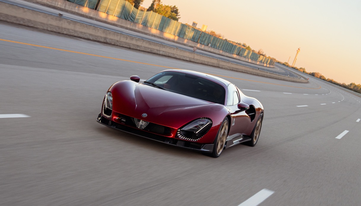 Alfa Romeo 33 Stradale: la supercar sfida la velocità a Nardò