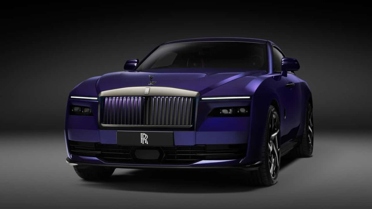 Rolls-Royce Spectre Black Badge, con questi numeri fa paura