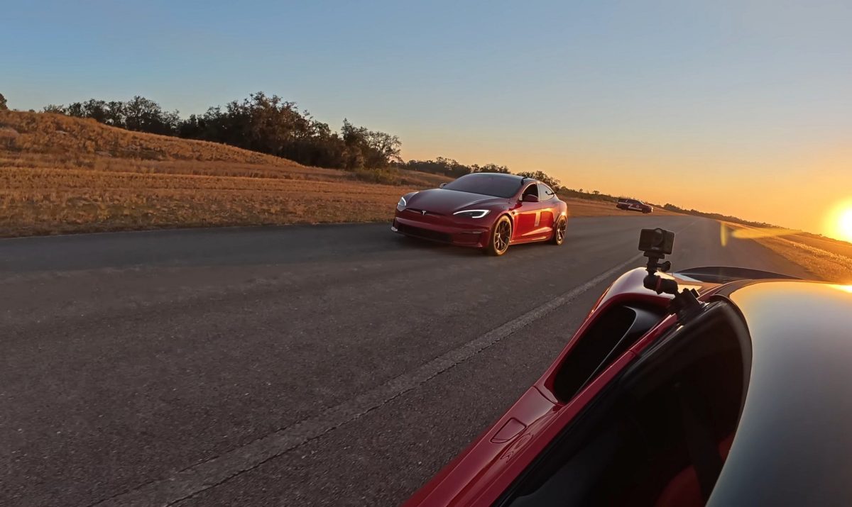 Tesla Model S Plaid vs Ferrari SF90: sfida in tre drag race