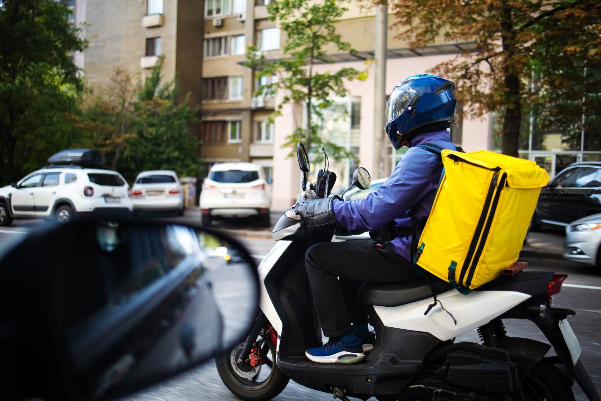 Postina in scooter cade per buca e viene multata: come mai