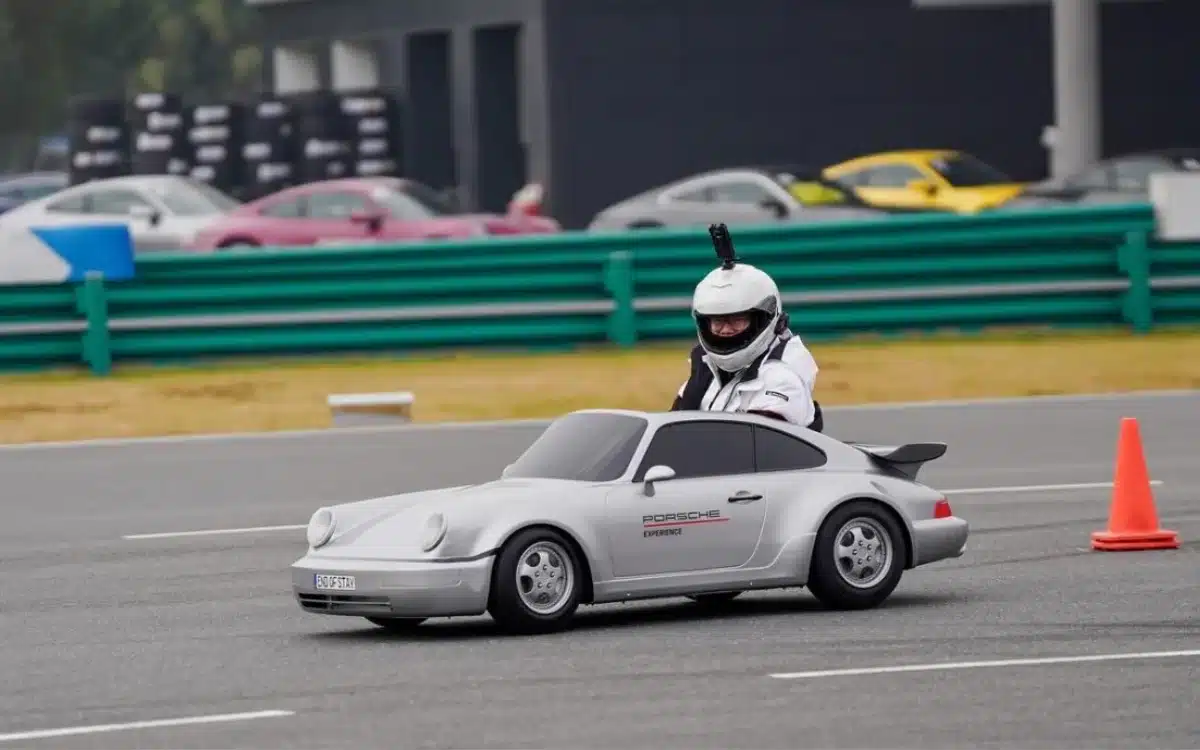 Sembra vera, ma è un giocattolo: piccola Porsche sfiora i 50 km/h