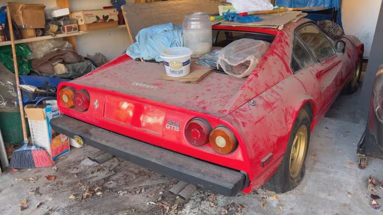 Tornano a risplendere due Ferrari 308 chiuse in garage da 30 anni