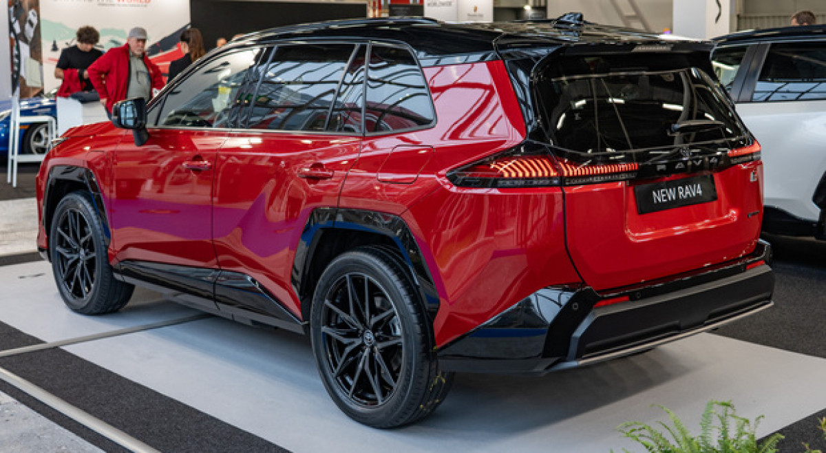 Nuova Toyota RAV4, sesta generazione con PHEV da 304 CV