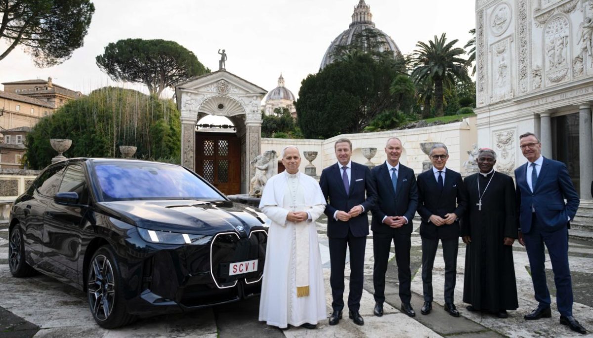 BMW iX60, la nuova auto di Papa Leone XIV: simbolo di progresso
