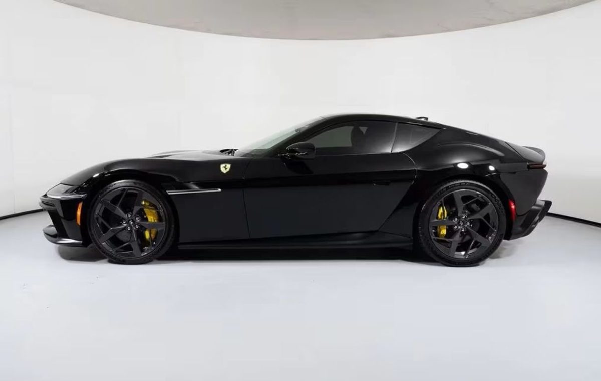 Batman sceglie Ferrari, il Cavallino in versione "cavaliere oscuro"