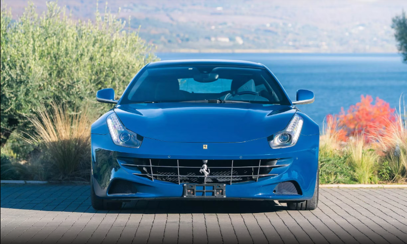 Ferrari FF di Lapo Elkann, l’unicità risiede nella stoffa: all'asta