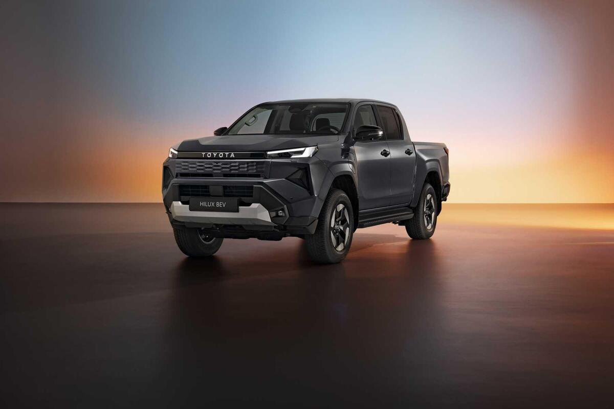 Toyota Hilux, lo storico pick-up diventa elettrificato: nuova era
