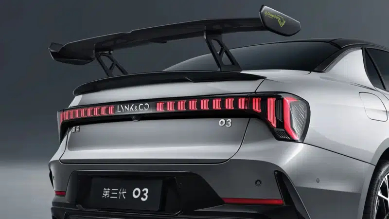 Lynk & Co 03 da 268 CV riceve uno spoiler regolabile in fibra di carbonio