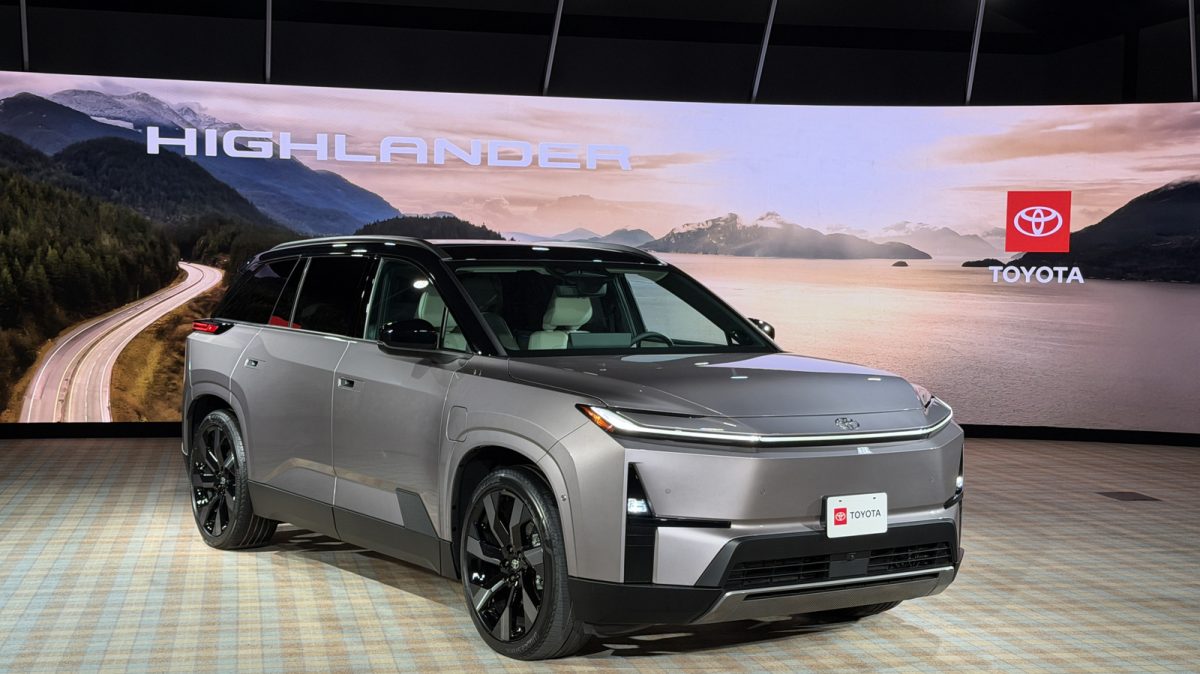 Toyota svela il nuovo Highlander EV, tre file e 515 km di autonomia