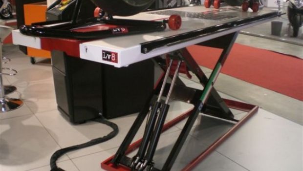 LV8 Elevate Nano: il ponte sollevatore più basso del mondo - Motoblog