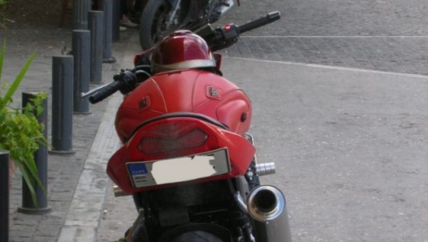 Foto del giorno: targa greca - Motoblog