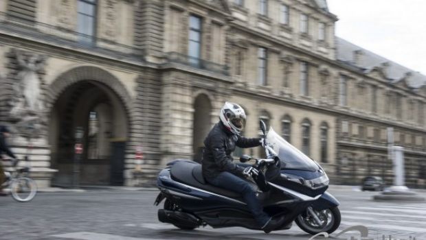 Piaggio X10 2012: il Test di Motoblog - Motoblog