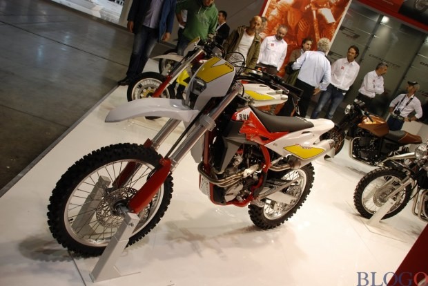 SWM RS500R e RS300R 2015 - Motoblog