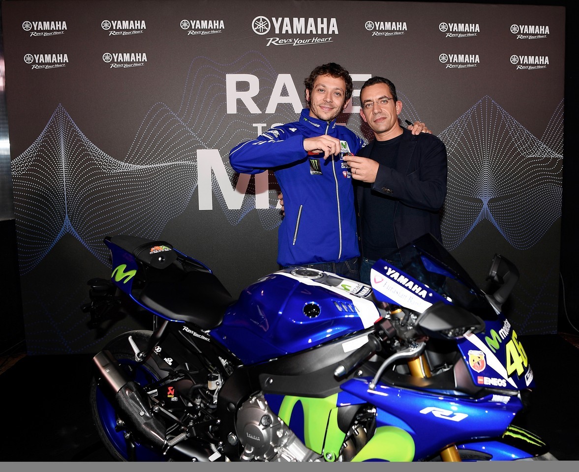 Valentino Rossi consegna la Yamaha R1 Movistar MotoGP - Motoblog
