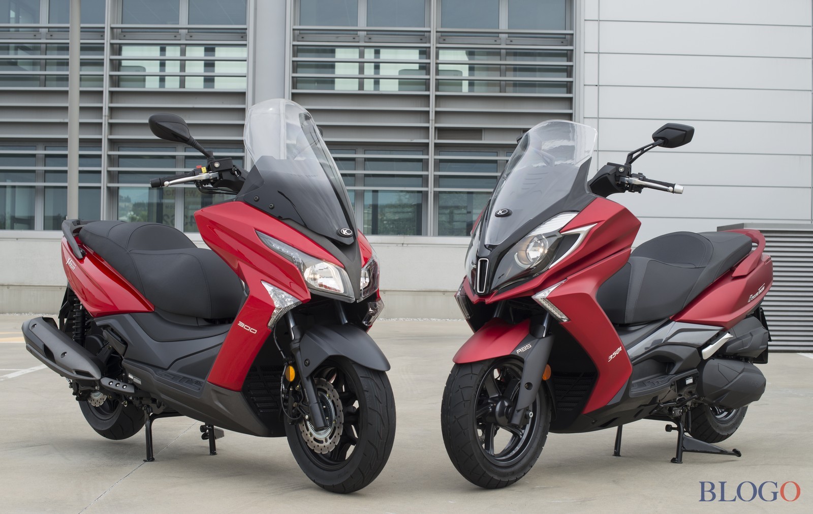 Kymco X-Town 300i ABS e Downtown 350i ABS E4 si vestono di rosso - Motoblog