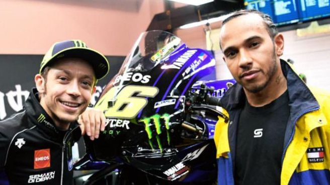 Hamilton in visita da Rossi: "E' il più grande di tutti i tempi" - Motoblog