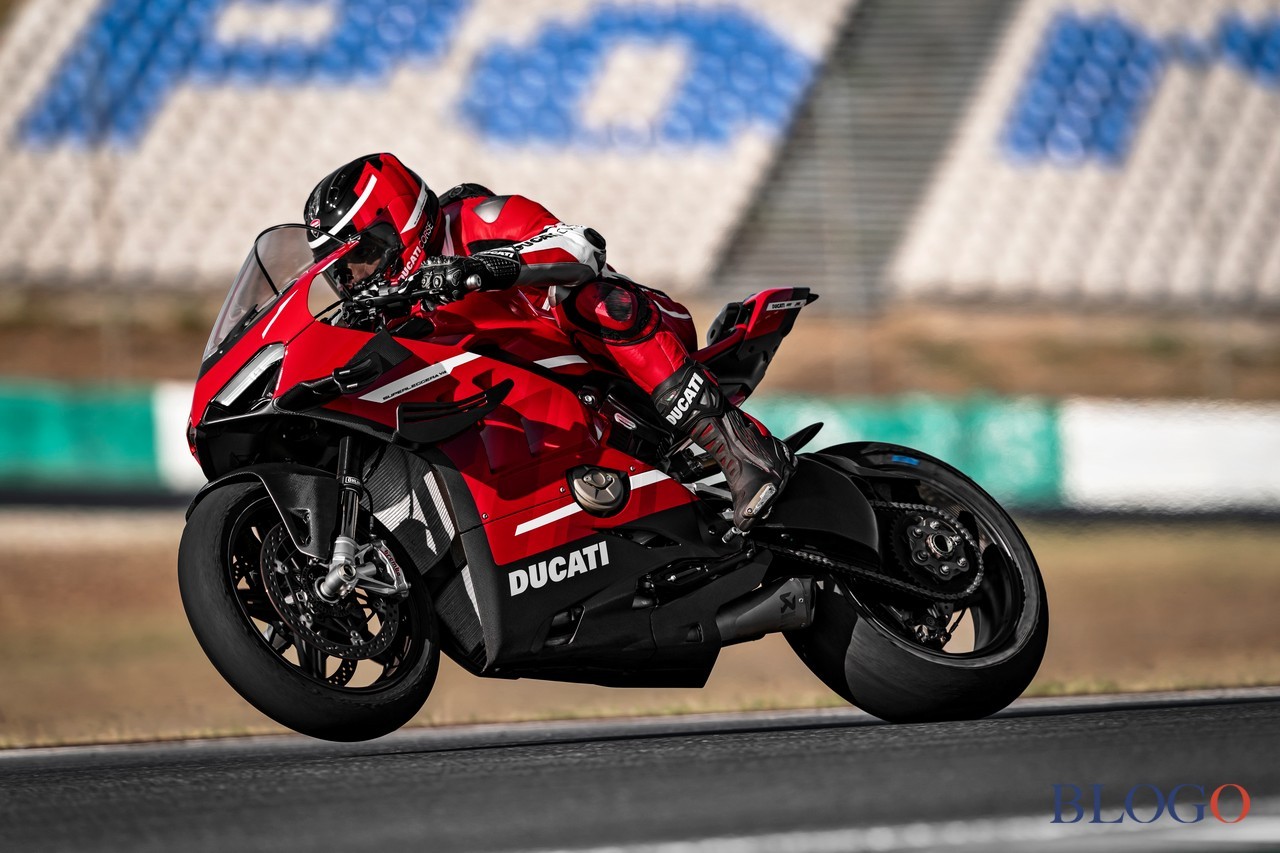 Ducati Panigale Superleggera V4: Alessandro Valia ci porta in pista ...
