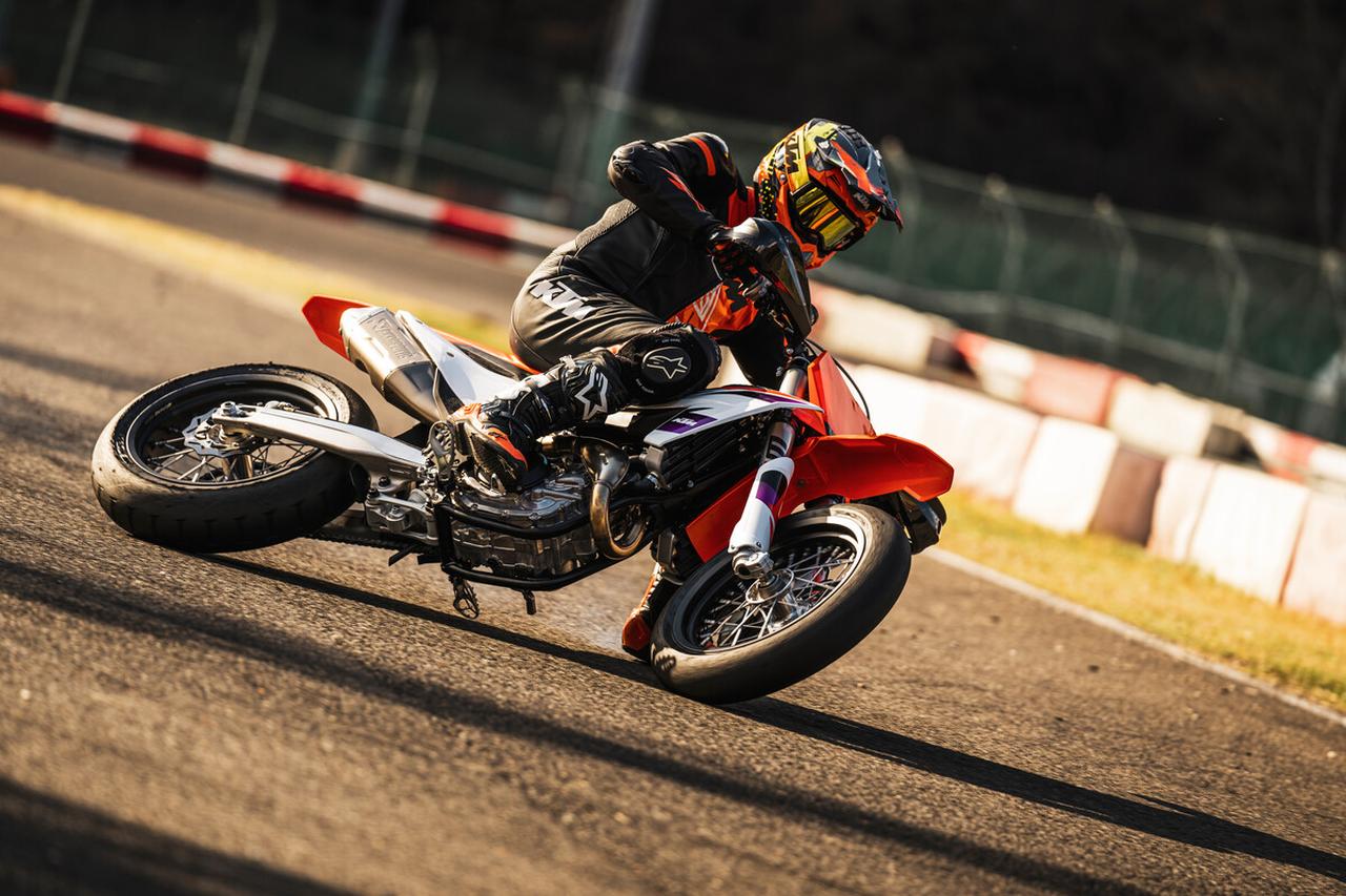 KTM 450 SMR 2024: la supermoto si aggiorna con novità interessanti ...