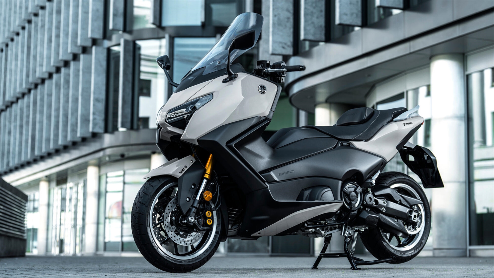 Yamaha TMAX 2025: il maxi scooter sportivo si rinnova - Motoblog