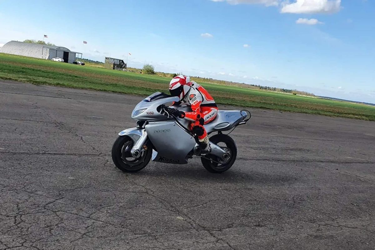 Norton Nemesis V8: un’icona torna in pista per i primi test