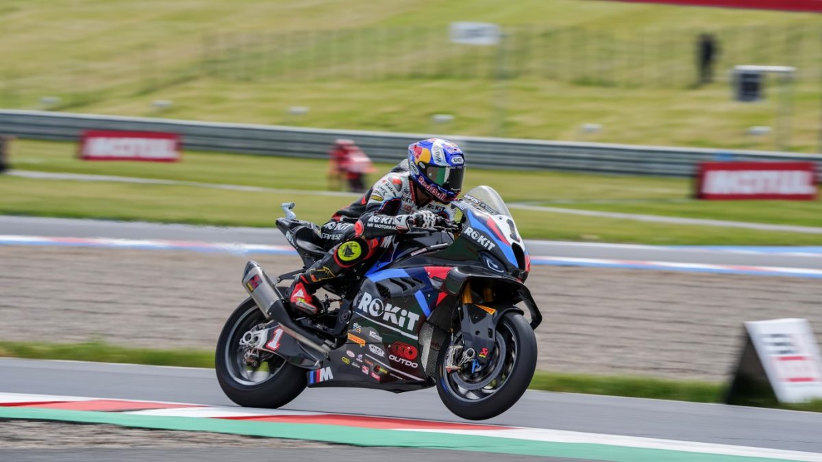 Superbike 2025: Razgatlioglu domina il FP1 di Most tra bandiere rosse e incidenti