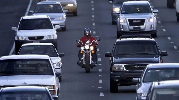 Lane splitting e lane filtering: dal 1° luglio 2025 cambiano le regole ...