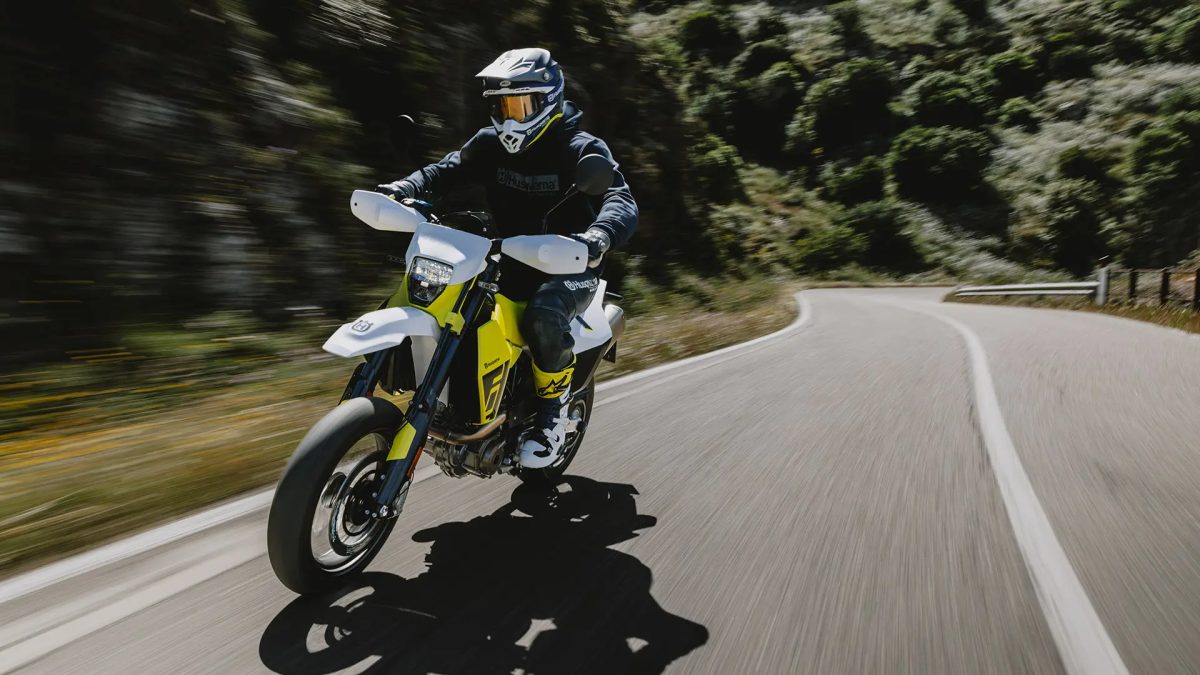 Recensione Husqvarna 701 Supermoto: prestazioni e design